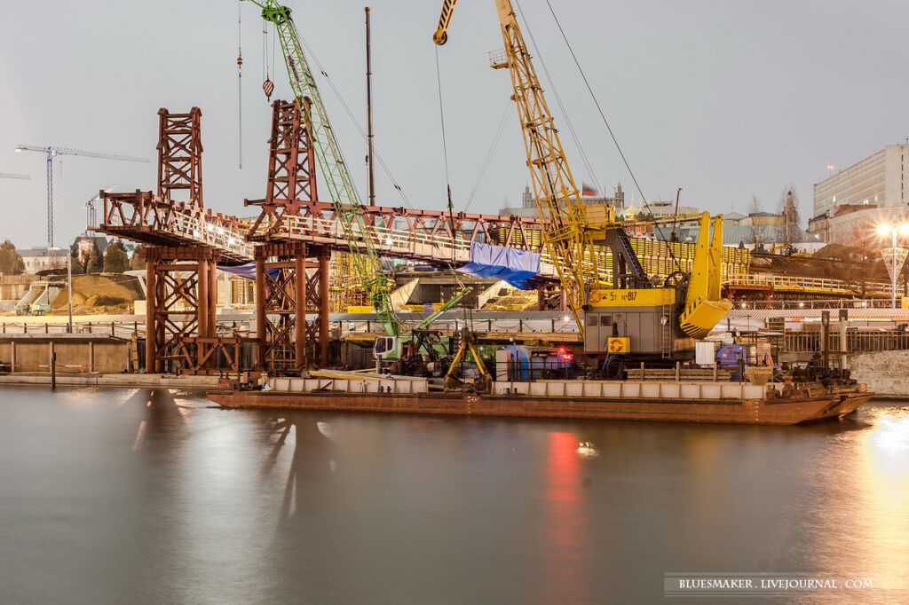 The construction of the "flying bridge" in the "zaryadye" park - Bridge ...